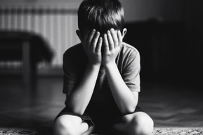 В регионе родители несколько месяцев растлевали 4-летнего сына. Мать задержана, отец — сбежал