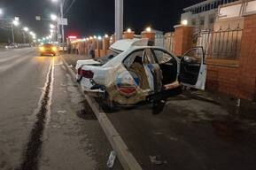 Молодой водитель разбил автомобиль каршеринга об столб: подросток и 20-летний пассажир госпитализированы